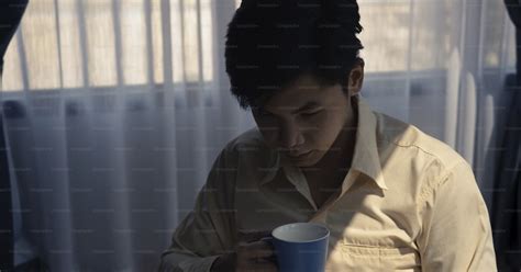 커피 컵을 들고 사무실에서 아침에 컴퓨터 노트북으로 뉴스를 읽는 젊은 사업가의 초상화 사진 Unsplash의 태국 이미지