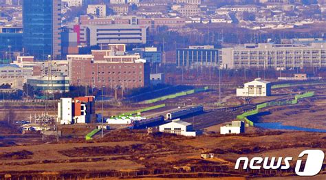 판문역에서 만난 남북 열차 뉴스1