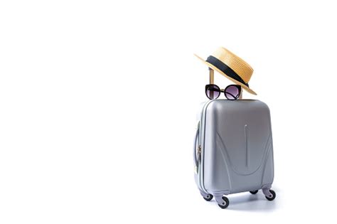 바다 배경 가방 밀짚 모자 야자수 잎이 있는 여행 액세서리는 흰색 배경에 고립 된 최소한의 여행 휴가 개념입니다 여름 방학 및 제품 광고 개념 0명에 대한 스톡 사진 및