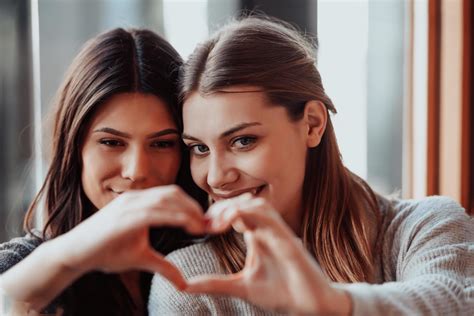 Diversas Chicas Lesbianas Pareja Abrazándose Elegantes Y Geniales