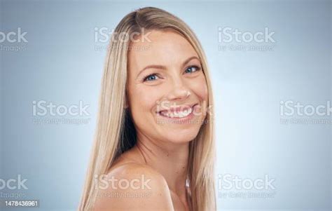 얼굴 초상화 아름다움 및 회색 배경 모형에 격리된 스튜디오에서 여성의 머리 관리 스킨케어 메이크업 화장품 여성 모델은 발라야쥬 헤어스타일 및 성장을 위한 살롱 치료 후