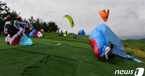 [화보] 바다 위를 날다…포항 곤륜산 패러글라이딩 활공장 북적