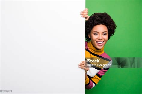 저렴한 광고 사진 아름 다운 어두운 피부 물결 모양의 여자 흥분 분위기 발표 큰 흰색 빈 공간 포스터 에 대 한 뉴스 착용 캐주얼 스트라이프 스웨터 고립 된 녹색 색상 배경