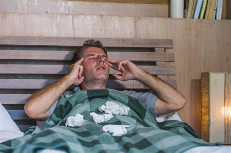 아픈 낭비 하 고 지친 젊은이 조직 바이러스와 국내 의료 및 Grippe 개념 두통 느낌 몸이 고통 감기와 독감 재채기 코 거짓말 집 침대에서 30 39세에 대한 스톡 사진