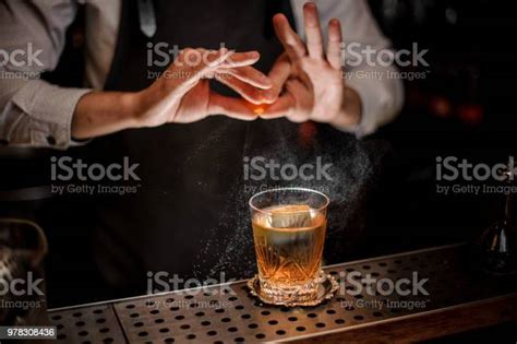 신선한 여름 오래 된 구식 오렌지 주스와 칵테일을 만드는 바텐더 오렌지 감귤류 과일에 대한 스톡 사진 및 기타 이미지 오렌지 감귤류 과일 주황색 칵테일 Istock