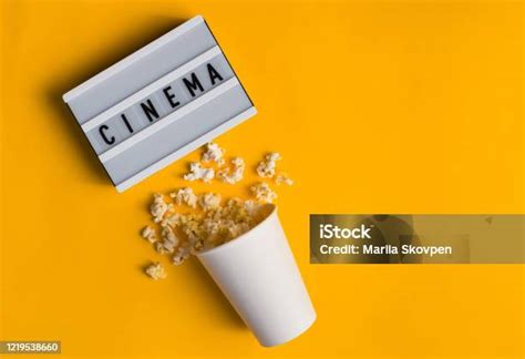노란색 배경에 격리 된 흰색 라이트 박스에 텍스트 Cinema가있는 꽃병에 팝콘 플랫 레이 배너 상단보기 영화관에 가려면 0명에 대한 스톡 사진 및 기타 이미지 Istock