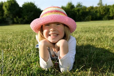 Glückliches Mädchen Im Sommer Stock Foto Adobe Stock