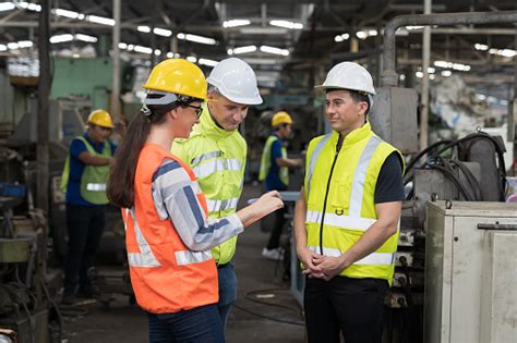 남성과 여성 엔지니어 그룹이 공장에서의 작업에 대해 토론하고 교육합니다 공장에서 기계를 점검하고 유지하는 엔지니어 팀 25 29세에 대한 스톡 사진 및 기타 이미지 Istock