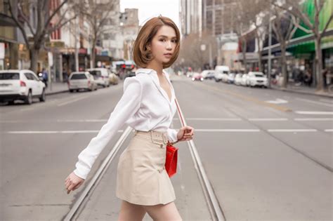 Ngọc Trinh tóc ngắn trẻ trung sải bước trên đường phố Australia
