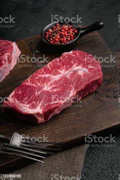 대리석 쇠고기 스테이크 톱 블레이드 고기 스테이크 검은 어두운 돌 테이블 배경에 0명에 대한 스톡 사진 및 기타 이미지 0명 건강한 식생활 고기 Istock
