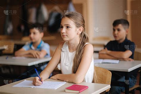 男孩和女孩坐在桌子前写课文