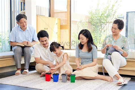 어린 소녀는 부모의 쓰레기 분류 교육을받습니다 사진 무료 다운로드 Lovepik