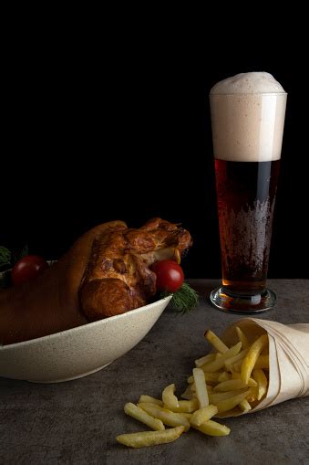맥주 에일 돼지 고기 너클 소금에 절인 양배추 감자 튀김 허브 및 체리 토마토가 어두운 배경에 있는 여전히 생활 0명에 대한 스톡 사진 및 기타 이미지 Istock