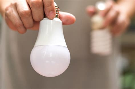 절전 개념 새로운 Led 전구로 소형 형광 전구를 변경하는 아시아 남자 Led 조명에 대한 스톡 사진 및 기타 이미지 Led 조명 가정 생활 개념 Istock