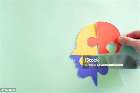 직소 퍼즐 머리 모양을 들고 손 자폐증 인식 자폐 스펙트럼 장애 세계 자폐증 인식의 날 정신 건강에 대한 스톡 사진 및 기타 이미지 Istock