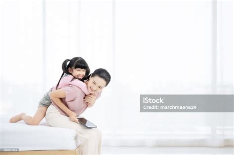 행복한 사랑의 아시아 가족 어머니와 그녀의 딸 아이 소녀 재생 및 포옹 에 침대 에 침실 2명에 대한 스톡 사진 및 기타 이미지 2명 가정 생활 가족 Istock