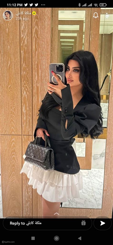 ملكة كابلي تستعرض نحافتها بإطلالة جريئة