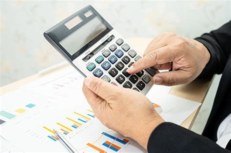 현대 사무실 재무 및 비즈니스 개념에서 차트 그래프 및 계산기로 재무 보고서 프로젝트 회계를 작업하고 분석하는 아시아 회계사 경제에 대한 스톡 사진 및 기타 이미지 Istock