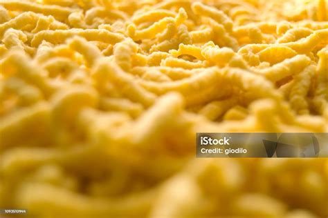 Passatelli 파스타입니다 모 데 나 에밀리 아 Romagna 이탈리아의 전통적인 맛 있는 음식 만든 계란 빵 부스러기 파 르 마 치즈 밀가루 육 두 구 0명에 대한