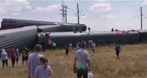 В РУСИЯ Над 100 души са ранени при влакова катастрофа Информационна агенция ПИК