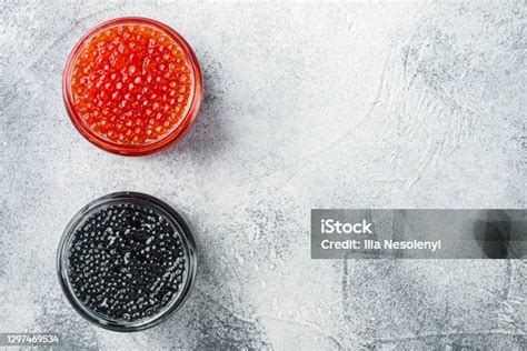 회색 배경에 검은 색과 빨간색 캐비어가있는 유리 항아리는 텍스트를위한 복사 공간이있는 상단 보기 플랫 레이 캐비어에 대한 스톡 사진 및 기타 이미지 Istock