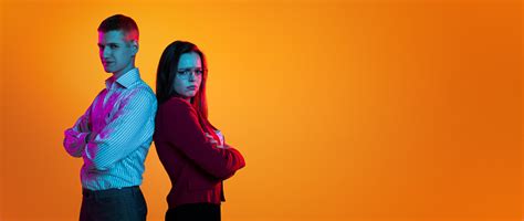 네온 빛에 오렌지 스튜디오 배경에 고립 된 다시 서 두 젊은 사람들의 초상화 남자와 여자 전단 20 24세에 대한 스톡 사진 및 기타 이미지 Istock