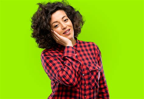 아름 다운 아랍 여자 행복 하 고 환호 하는 표현 와우 제스처 놀 감정에 대한 스톡 사진 및 기타 이미지 감정 경외감 기이함 Istock