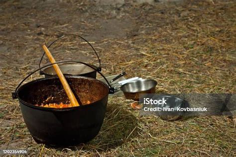 하이킹에 음식 저녁 식사는 불에 요리된다 큰 검은 보일러에 음식 보일러 근처의 금속 그릇 0명에 대한 스톡 사진 및 기타 이미지 Istock