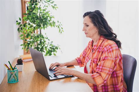 진지한 자신감 여자 옷 체크 무늬 셔츠 채팅 현대 가제트 실내 집 아파트 방 사진 65 69세에 대한 스톡 사진 및 기타 이미지 65 69세 검정 머리 노인 Istock