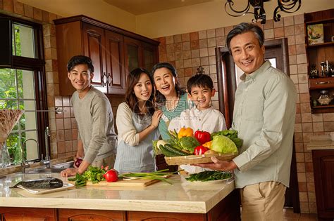 快乐家庭在厨房里做饭高清图片下载 正版图片 摄图网