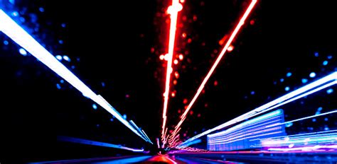 밤에 곡선 고속도로에서 자동차 라이트 산책로와 흐린 배경 야간 교통 트레일 모션 블러 교통 헤드 라이트 모션 밤 도시도로 도시 차량 모션 블러로도로를 점등 합니다 가벼운에