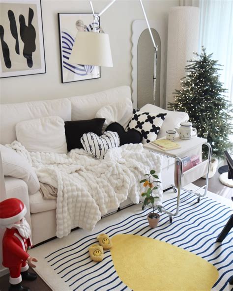 Joody0330 광고 우리집 거실이 상큼해졌어요~🍋🍋 역시 집 분위기 바꾸는데 러그만한게 없는 것 같아요 룸퍼센트 레몬테라피 러그 컬러감이 정말 맘에 들어요