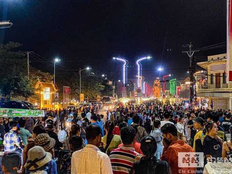 ភ្ញៀវទេសចរជាង៤០ម៉ឺននាក់បានចូលរួមពិធីបុណ្យទន្លេអំឡុងពេលចាប់ផ្ដើម២ថ្ងៃ សុីសុីថាមស៍