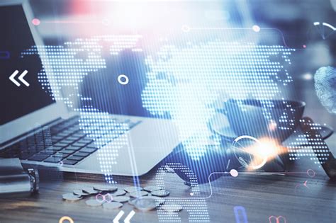 컴퓨터 와 세계지도 홀로그램 테이블의 멀티 노출 국제 데이터 네트워크 개념 0명에 대한 스톡 사진 및 기타 이미지 0명