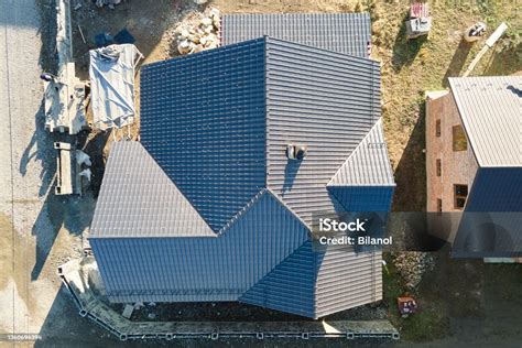 건축 중인 금속 대상 포진으로 덮인 집 지붕 꼭대기에 있는 굴뚝 건물의 타일 덮개 부동산 개발 가리기에 대한 스톡 사진 및 기타 이미지 Istock