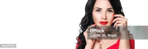 붉은 입술과 빨간 손톱 매력적인 갈색 머리 여자의 초상화를 닫습니다 흰색 배경에 고립 갈색 머리에 대한 스톡 사진 및 기타 이미지 갈색 머리 검은색 드레스 Istock