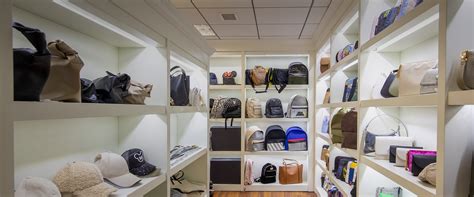 展厅展示 江苏任典科技有限公司 箱包 鞋履