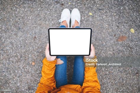 야외에서 빈 흰색 데스크톱 화면이있는 디지털 태블릿을 들고있는 여성 35 39세에 대한 스톡 사진 및 기타 이미지 35 39세 거리 공란 Istock