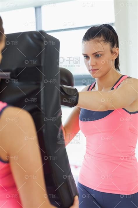 20免抠元素 坚定的女拳击手专注于训练 素材免费下载 626像素 格式 编号68778212 千图网