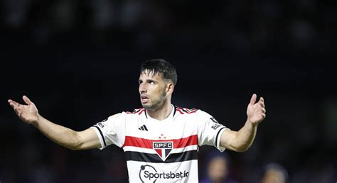 Calleri Dedica Vitória A Ceni E Relembra Treinador Para Mim é Um Pai