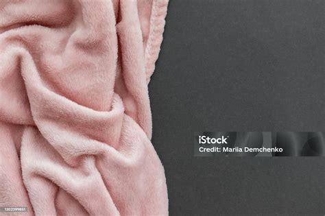 옅은 분홍색 푹신한 직물과 종이 회색 질감 복사 공간이 있는 구겨진 섬유 담요 배경 템플릿 텍스트 가 있는 배너 담요에 대한 스톡 사진 및 기타 이미지 Istock