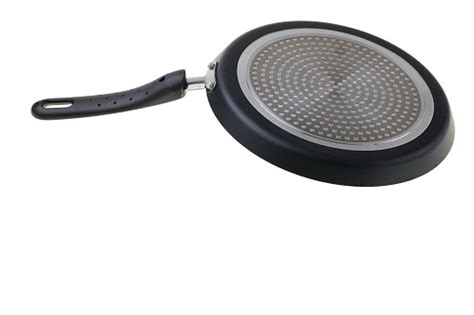 흰색 배경에 고립 된 팬케이크 또는 크레이프를 만들기위한 팬의 클로즈업 뷰 0명에 대한 스톡 사진 및 기타 이미지 0명