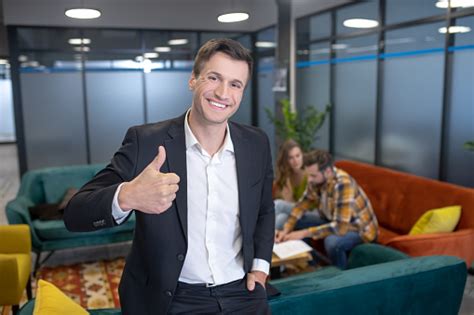 공식적으로 옷을 입은 잘 생긴 남자 보여주는 엄지 손가락 올라 서명 고객에 대한 스톡 사진 및 기타 이미지 고객 공격성 과로 Istock