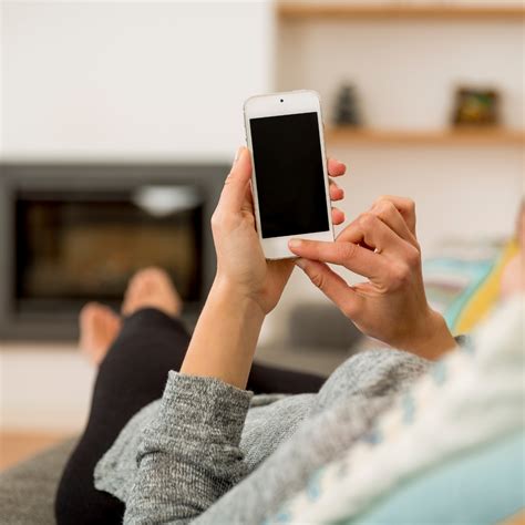 12 Tell Tale Signs He S Cheating On His Phone Can You Spot These TheFab20s