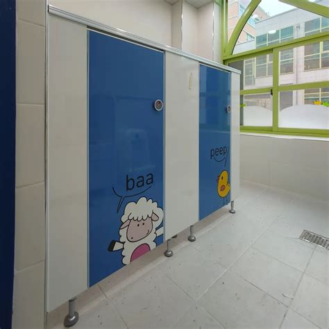 선율큐비클 인천 단봉초 병설유치원 화장실 개선공사현장 학교에서 원하는 캐릭터디자인으로 도어를