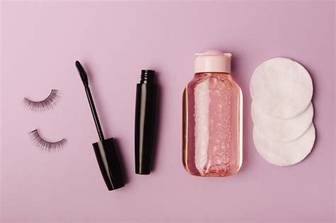 밝은 색상의 배경에 메이크업 면봉 및 마스카라를 제거하기위한 미셀 물 메이크업 제거 토닉 세럼 또는 로션 피부 관리 뷰티 Conceptfletleytop 복사 공간 0명에