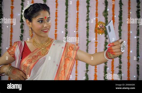 Beautiful Bengali Woman Happily Taking Selfies During The Durga Puja Celebration Stock Video
