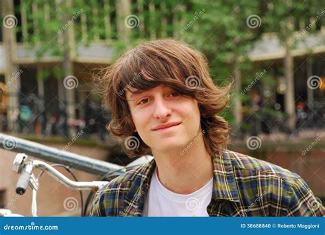 Jongensportret 16 Jaar Oude Tiener Met Lang Haar Stock Foto Image Of Haar Kaukasisch 38688840