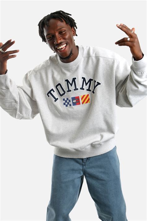 Tommy Jeans Boxy Cb Archive Crewneck Silver Grey Heather Dm0dm16816