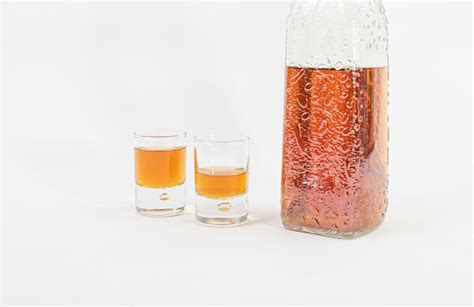 소박한 위스키 병을 위스키로 가득 찬 작은 안경 두 잔 옆에 닫습니다 0명에 대한 스톡 사진 및 기타 이미지 0명 갈색 금색 Istock